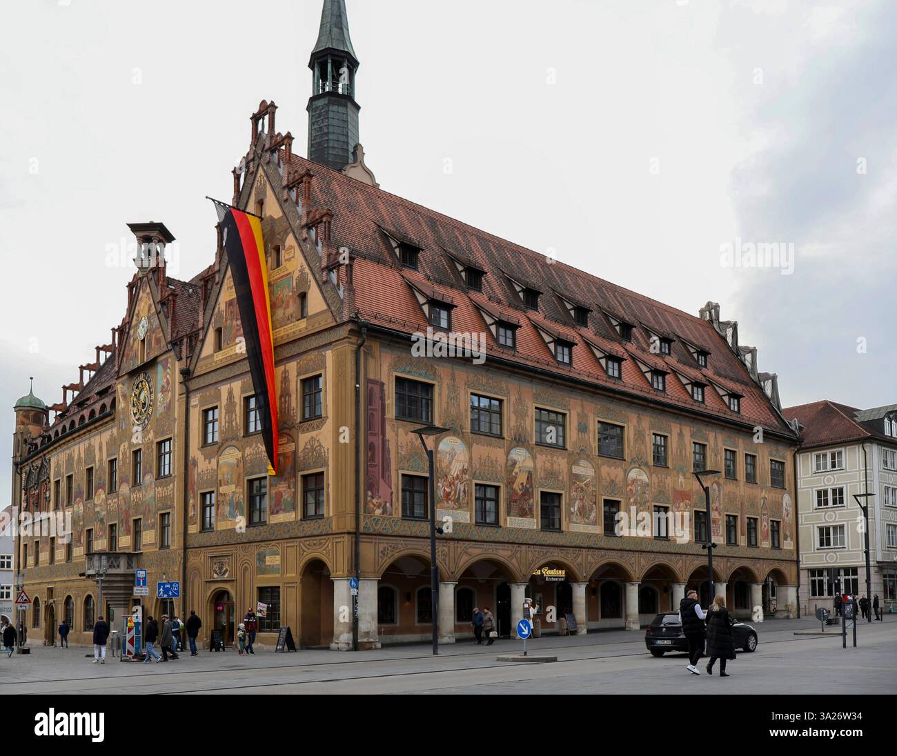 Das Ulmer Rathaus zählt nicht zuletzt wegen der Fassaden-Wandmalereien ...