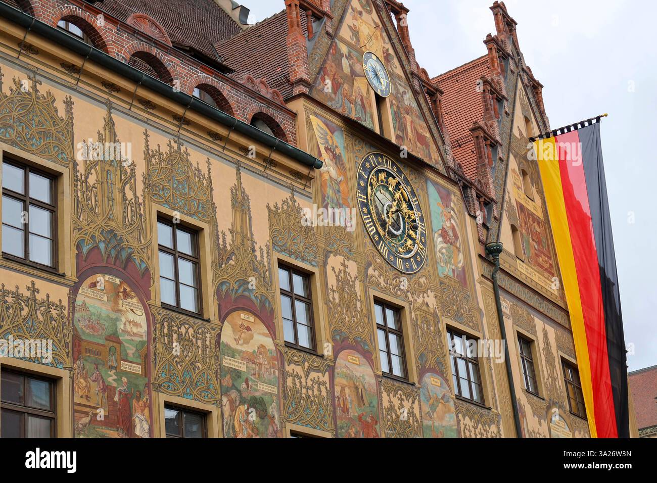 Das Ulmer Rathaus zählt nicht zuletzt wegen der Fassaden-Wandmalereien ...