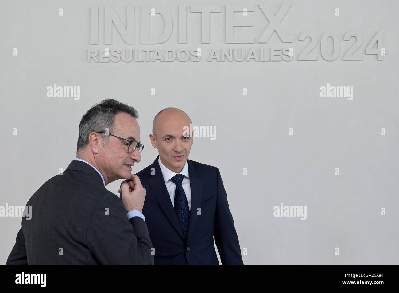 Inditex CEO Óscar García Maceiras (r) speaks during the presentation of ...
