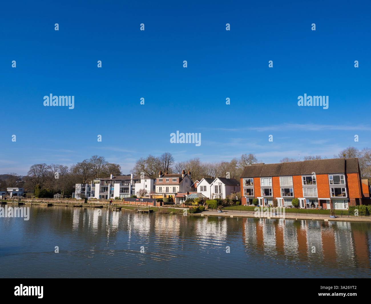 Riverside promenade thames hi-res stock photography and images - Alamy