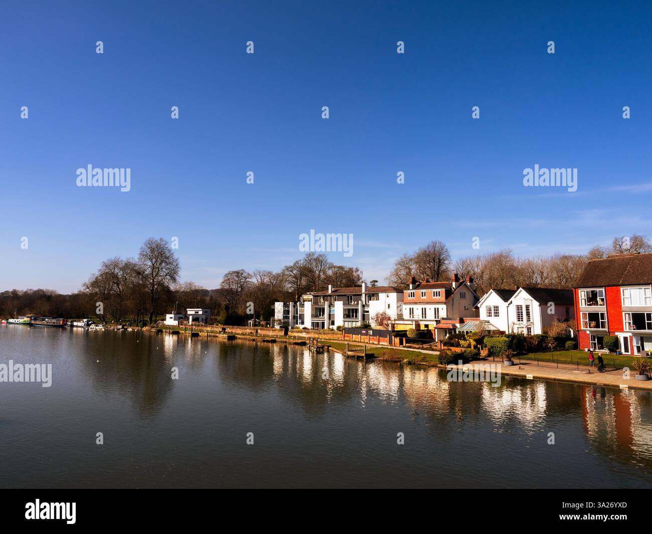 Riverside promenade thames hi-res stock photography and images - Alamy