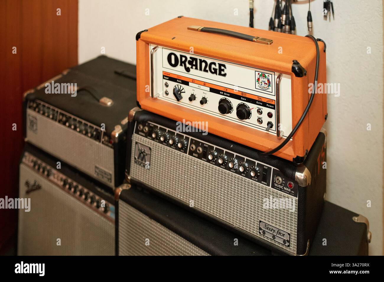 Vintage guitar hi-res stock photography and images - Alamy