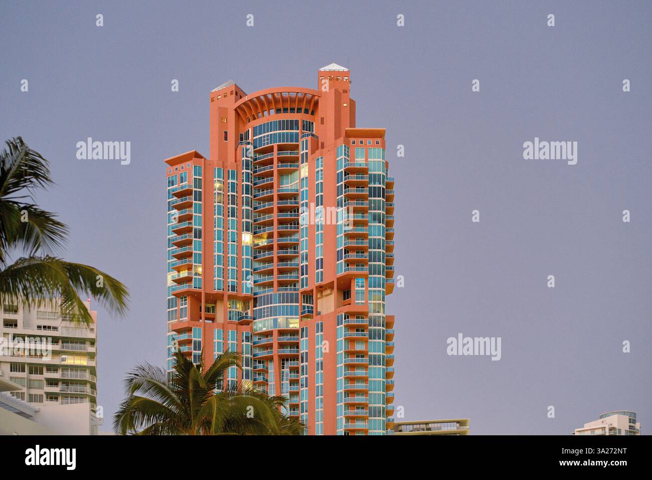 High rise building palm trees miami hi-res stock photography and images ...