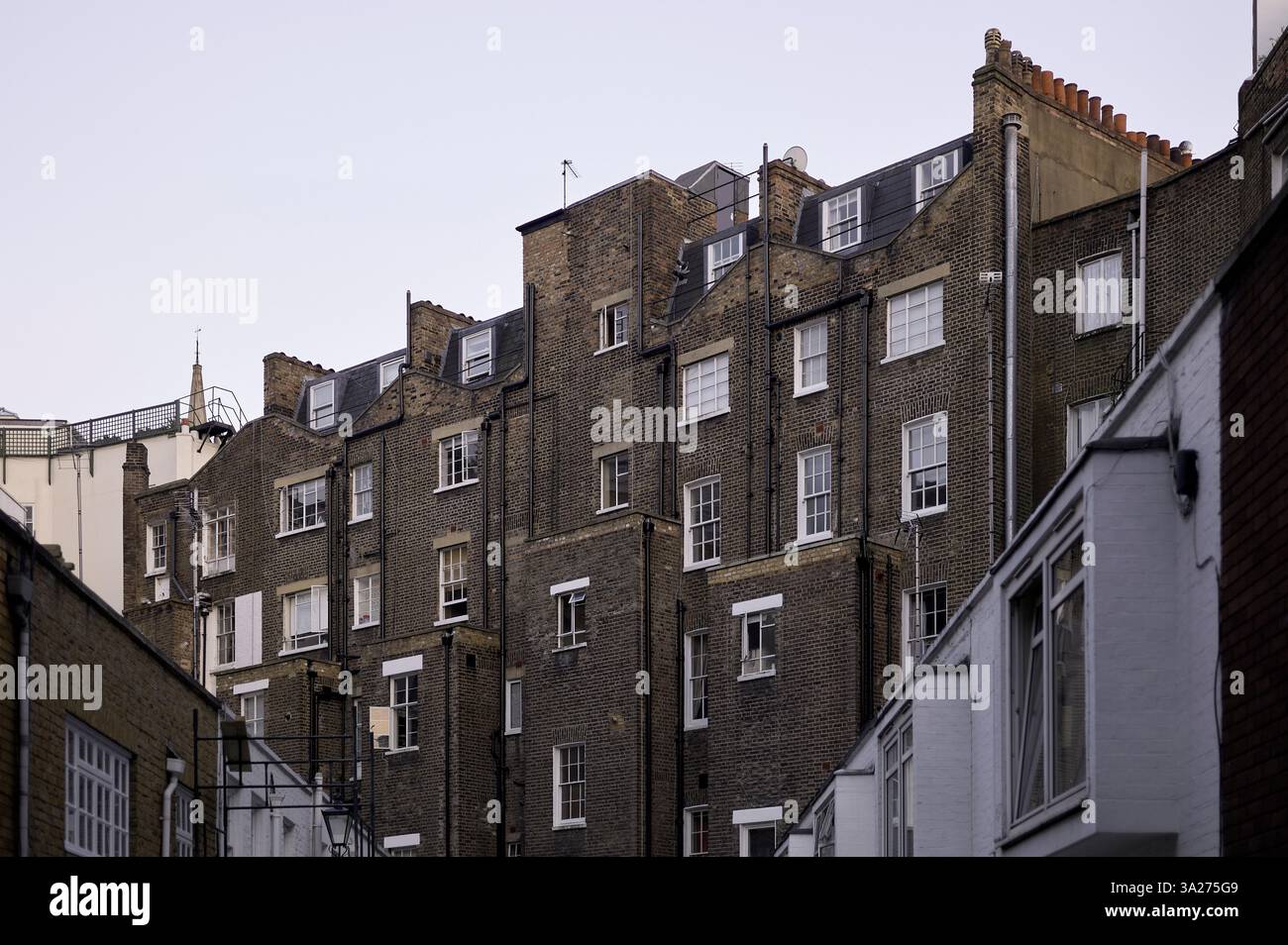 Historic building multiple windows hi-res stock photography and images ...