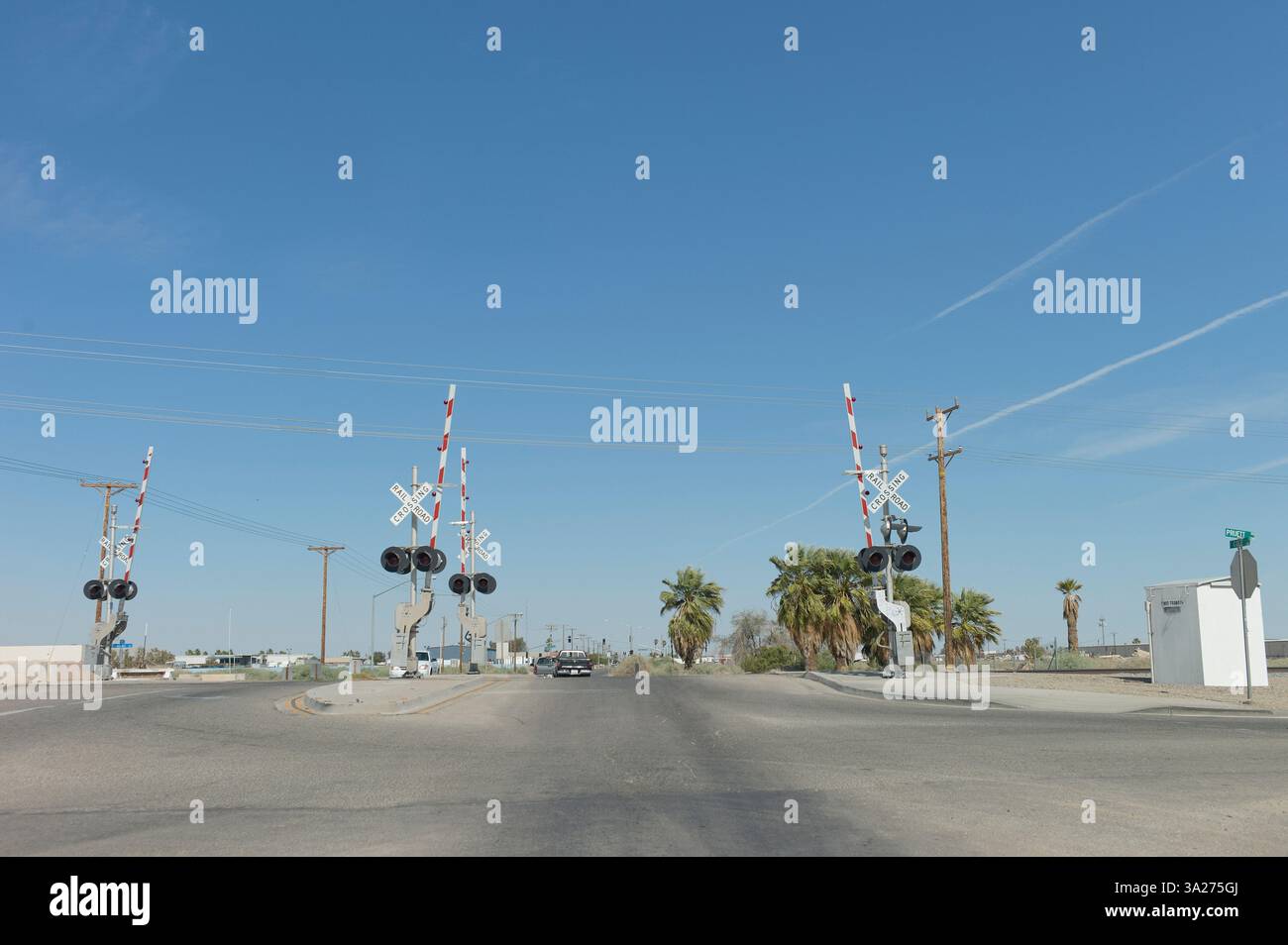 Railroad crossing gates usa hi-res stock photography and images - Alamy