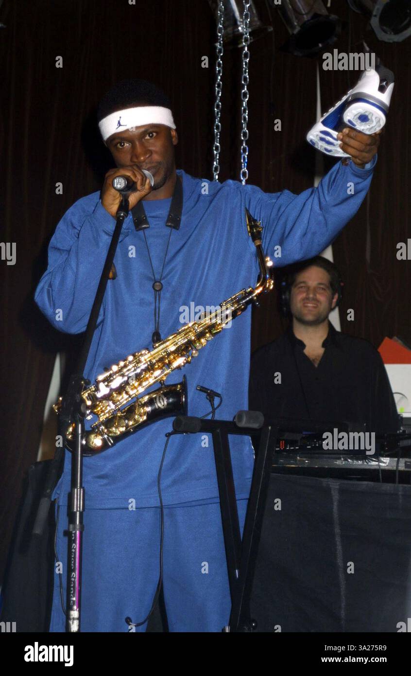 Jan 24, 2002; Hollywood, CA, USA; Saxophonist MIKE PHILLIPS shows off ...
