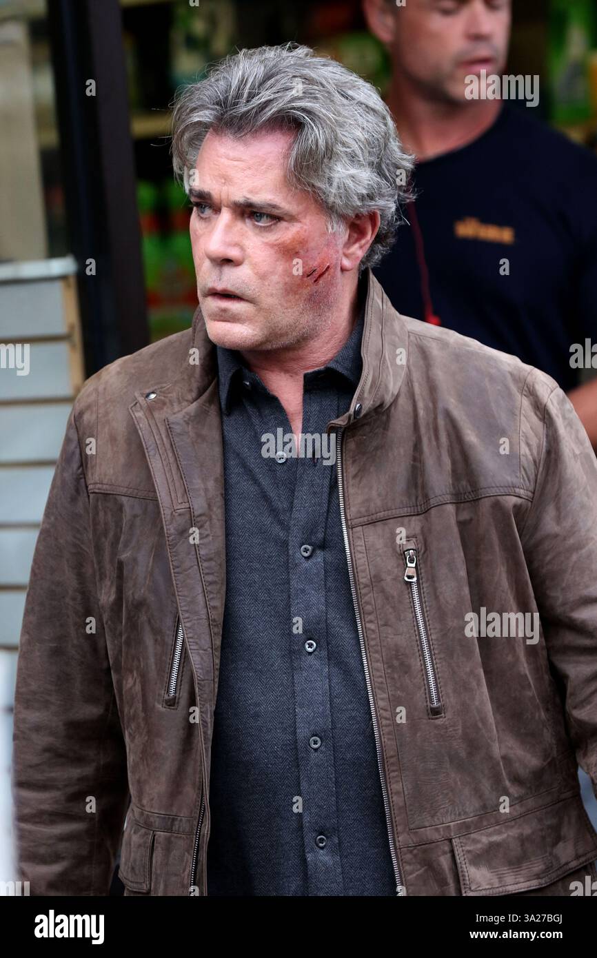 Actor Ray Liotta looks battered and bruised on the Brooklyn set of the ...
