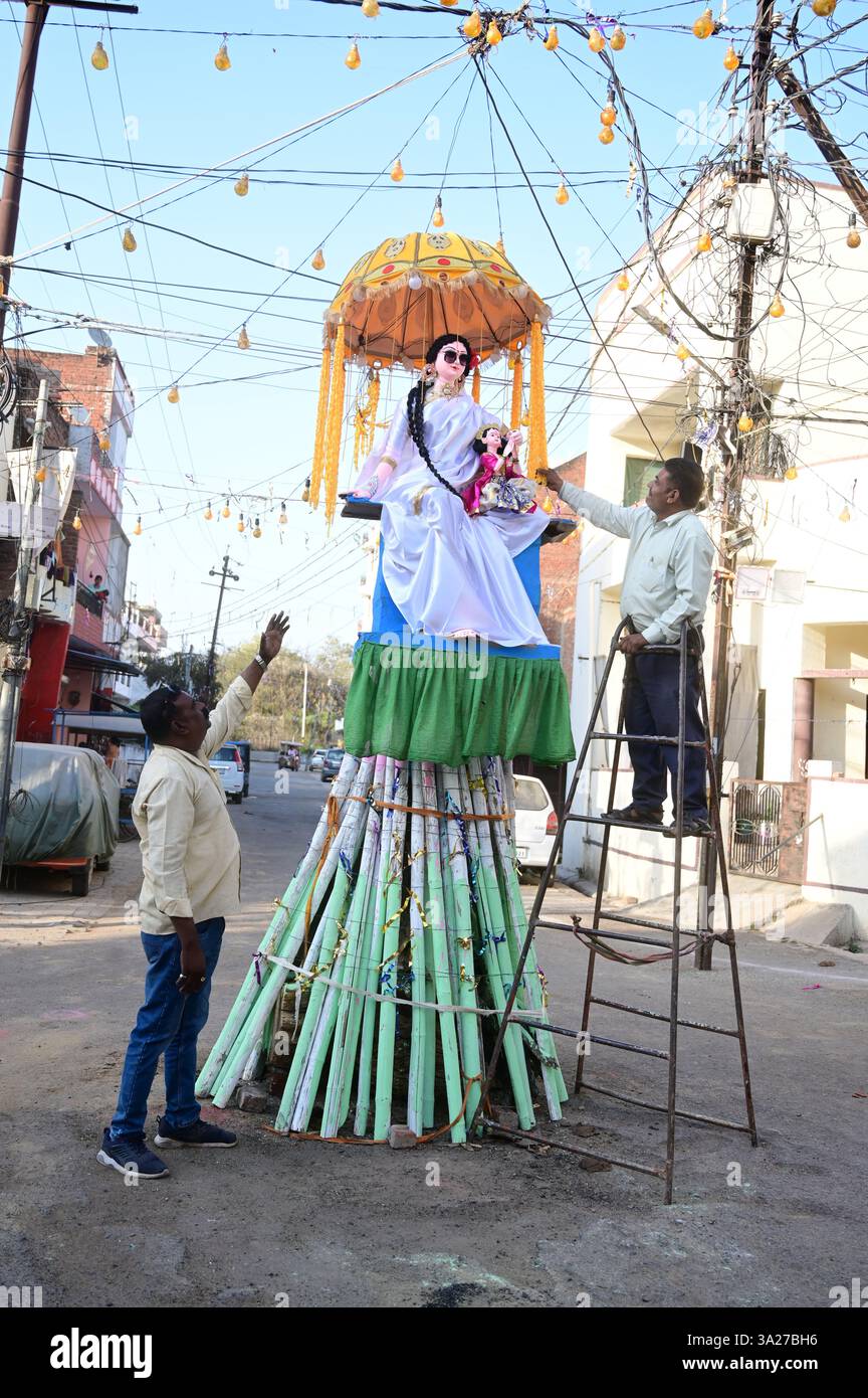 Prayagraj, Uttar Pradesh, India. 12th Mar, 2025. Prayagraj: People ...
