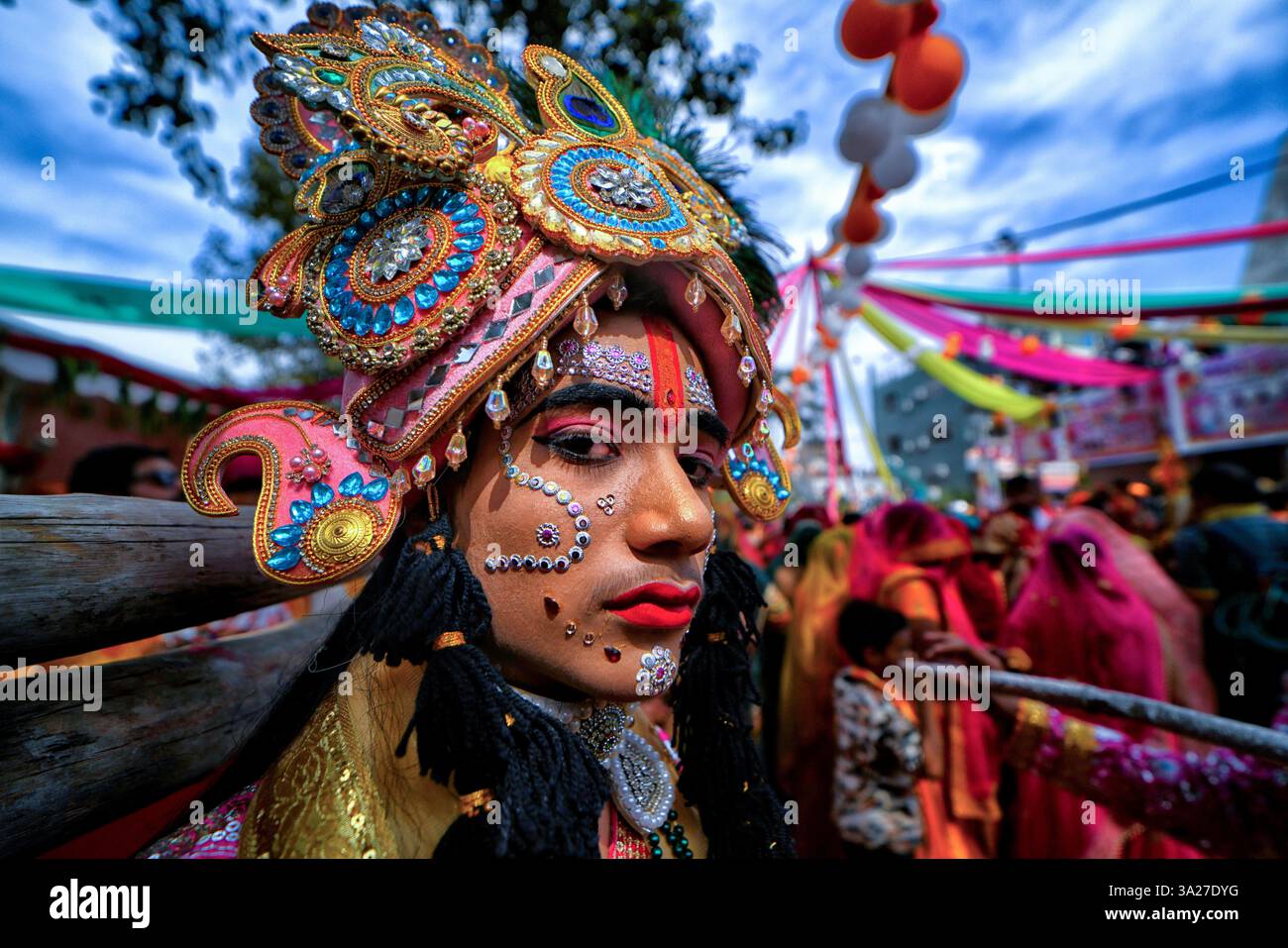 Mathura, India. 11th Mar, 2025. A colorful face of Holi dressed as ...