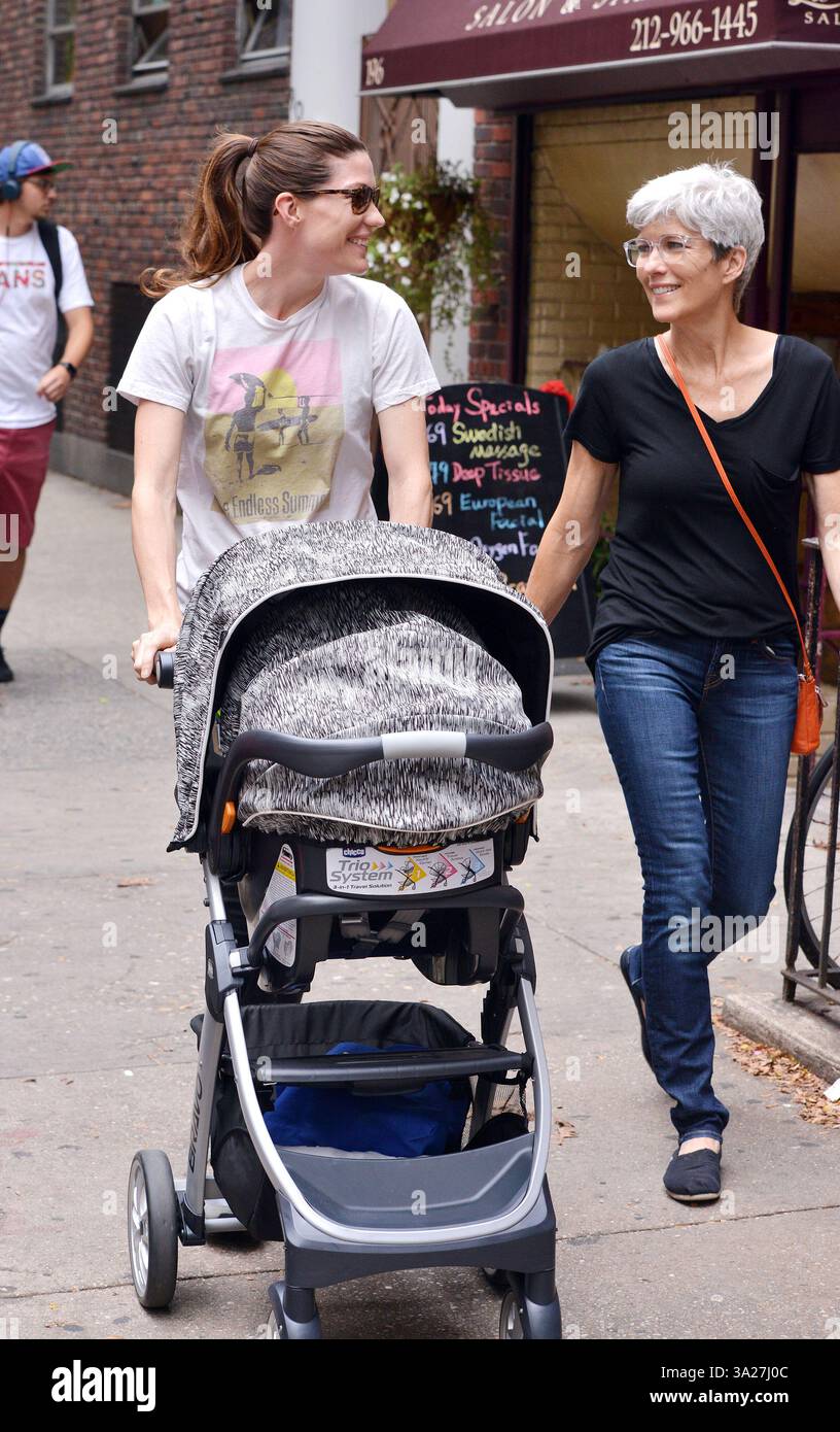 Actress Jennifer Carpenter went for a walk with her new baby and her ...