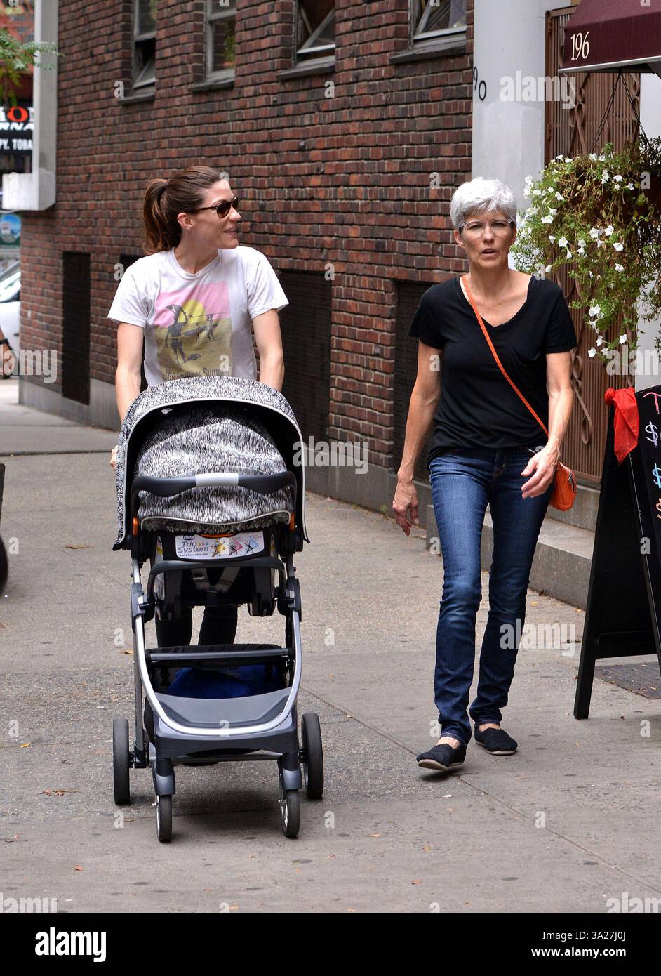 Actress Jennifer Carpenter went for a walk with her new baby and her ...