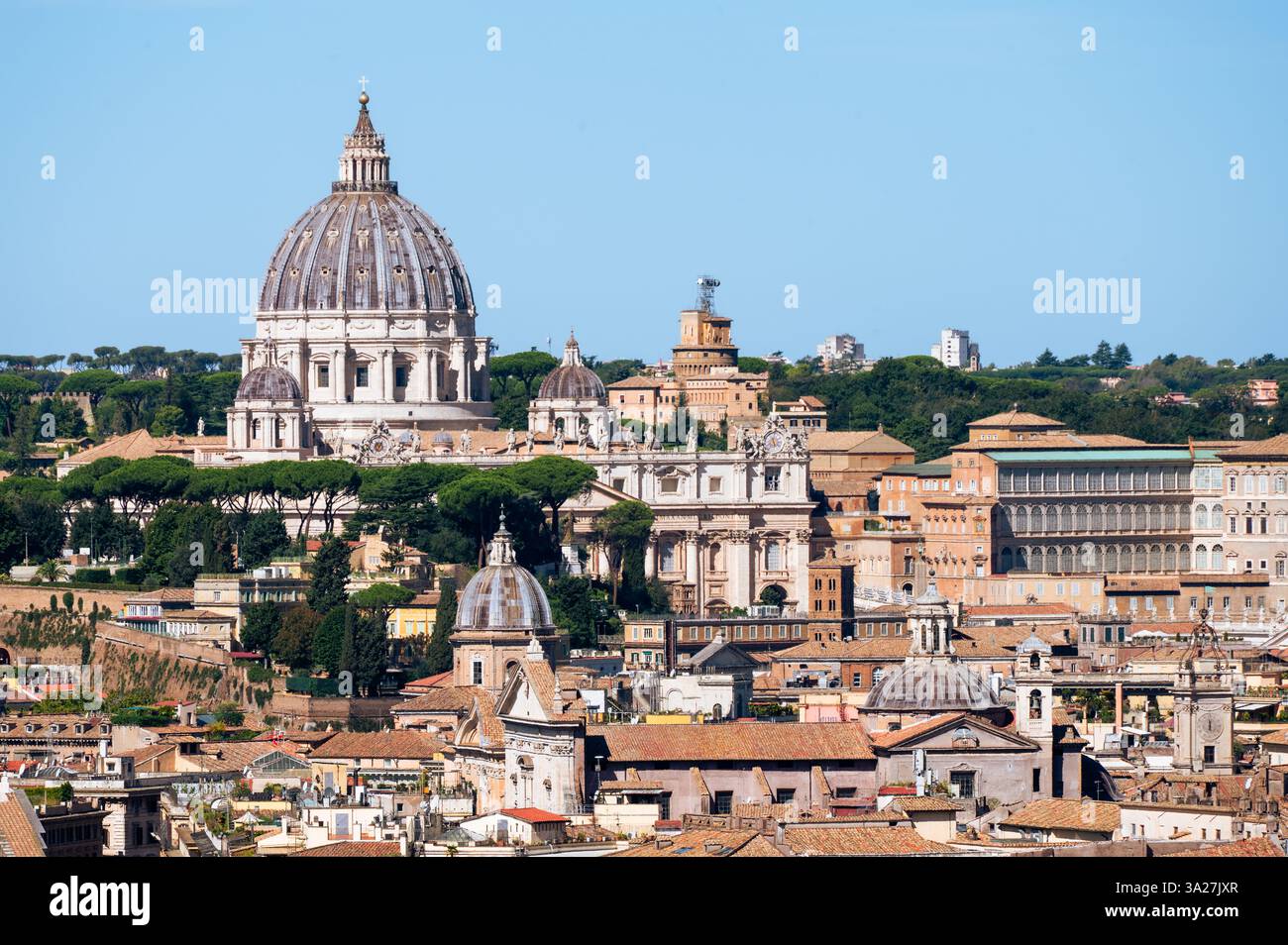 Rooftop view of downtown Rome including St. Peter´s Basilica in Vatican ...