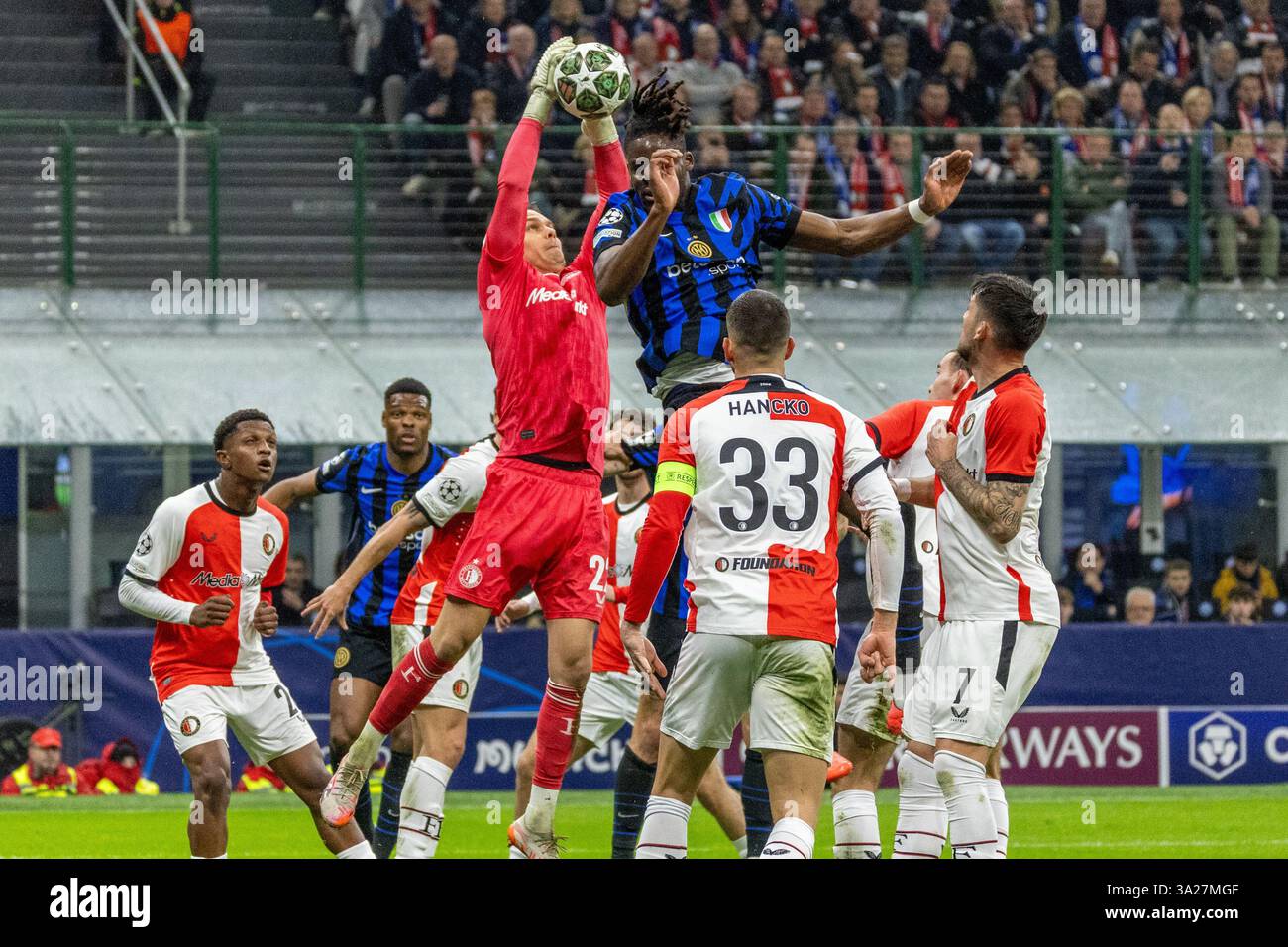 Timon Wellenreuther Feyenoord and Yann Bisseck FC Internazionale during ...