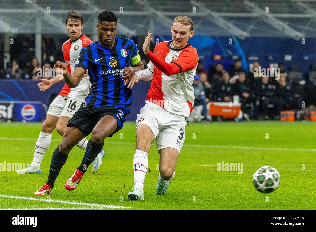 Denzel Dumfries FC Internazionale and Thomas Beelen Feyenoord during ...
