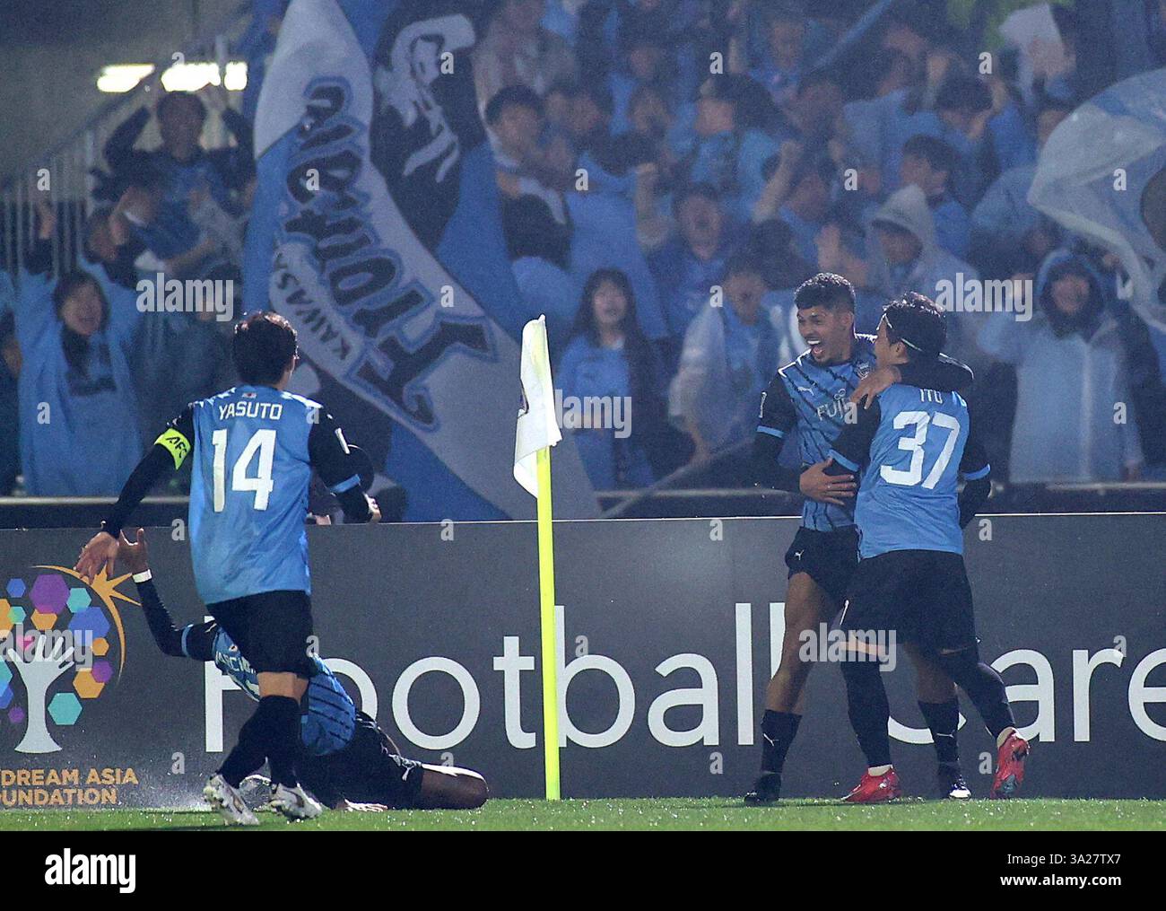 (250312) -- KAWASAKI, March 12, 2025 (Xinhua) -- Players of Kawasaki Frontale celebrate scoring ...