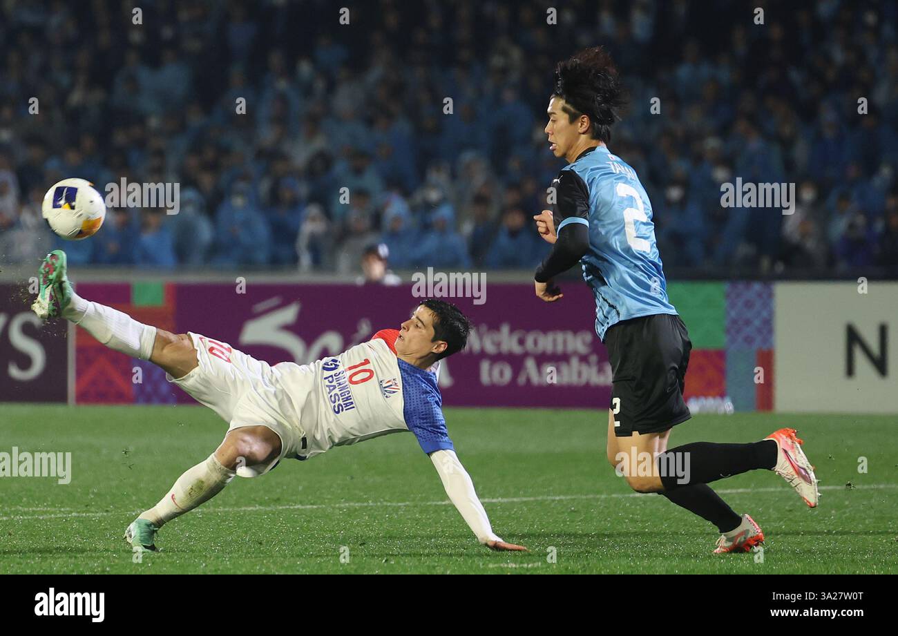 (250312) -- KAWASAKI, March 12, 2025 (Xinhua) -- Joao Carlos Teixeira (L) of Shanghai Shenhua ...