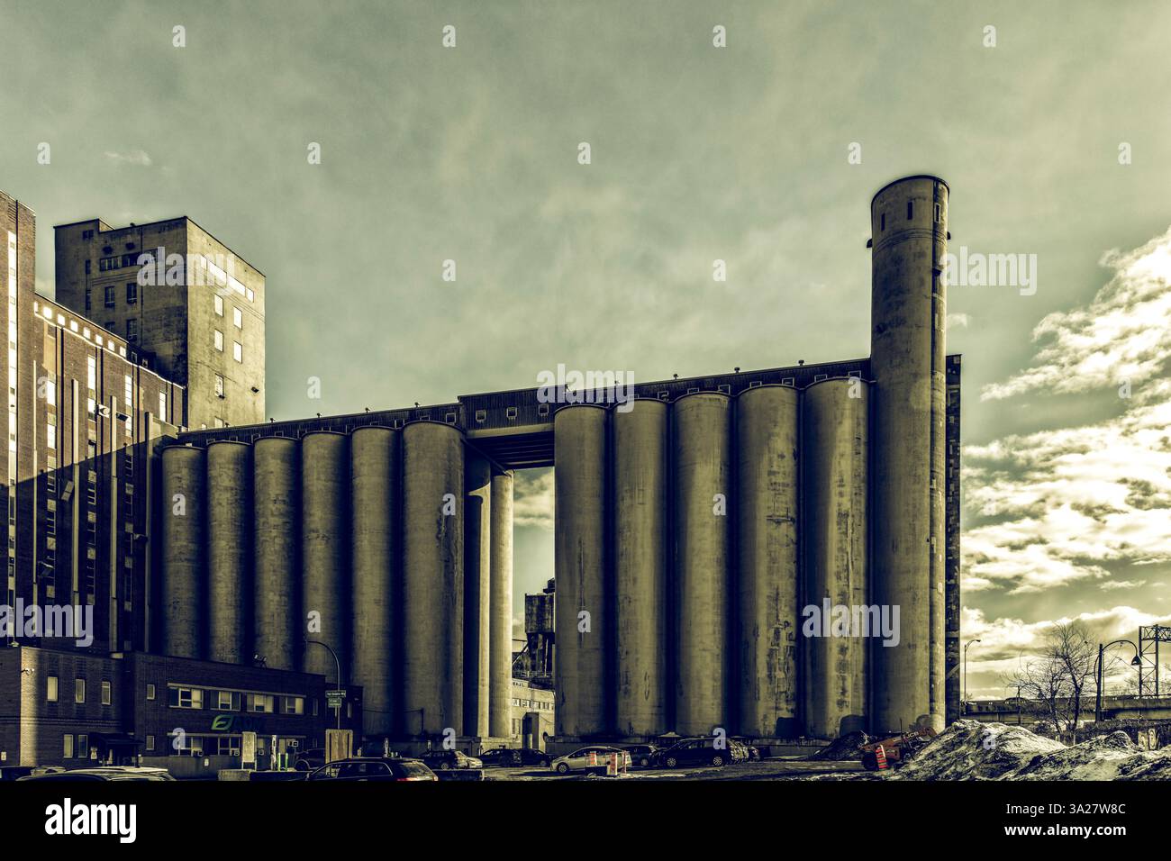 Five roses flour silo view hi-res stock photography and images - Alamy