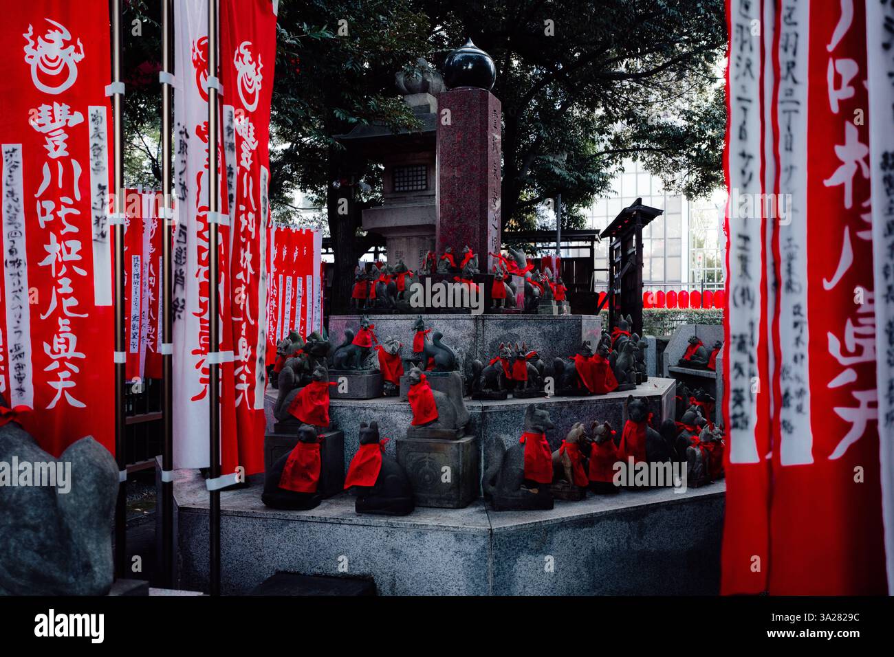 Toyokawa temple hi-res stock photography and images - Alamy