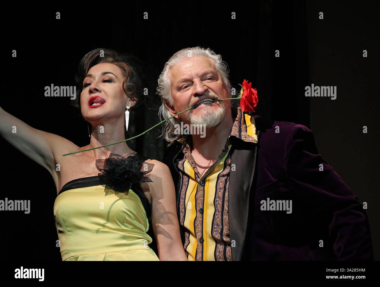 v.l. Krista Birkner mit Frank Kessler in der Revisor, Komoedie von ...