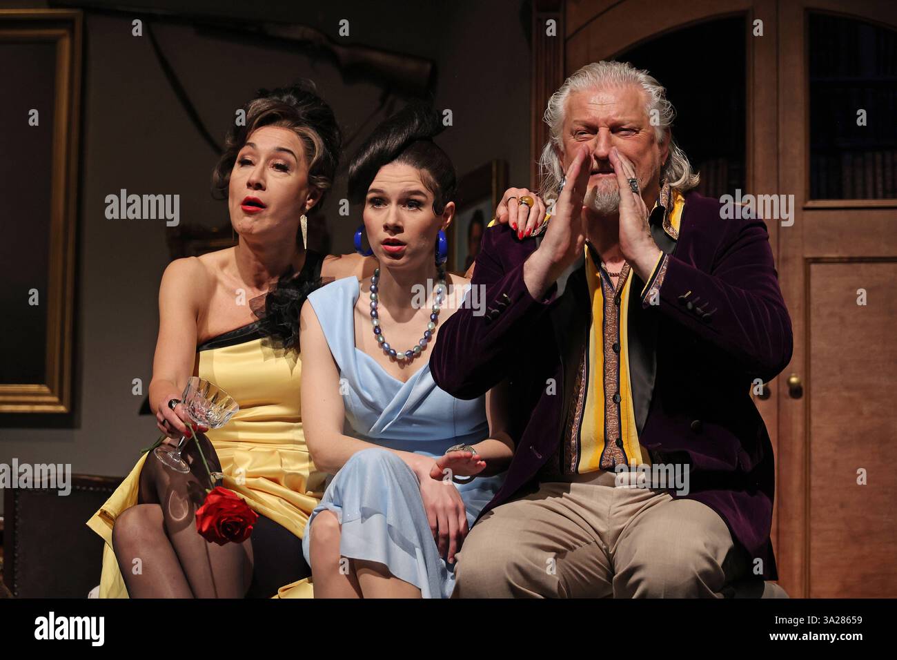 v.l. Krista Birkner, Helen Barke und Frank Kessler in der Revisor ...