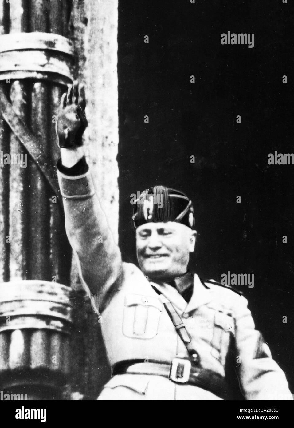 Saluto fascista mussolini hi-res stock photography and images - Alamy
