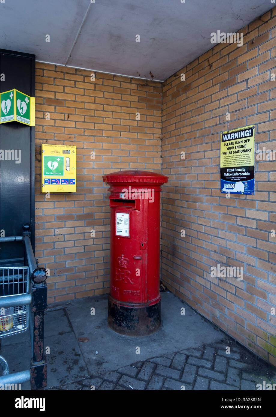 Red ER II post box, Nettleham, Lincolnshire, England, UK Stock Photo ...