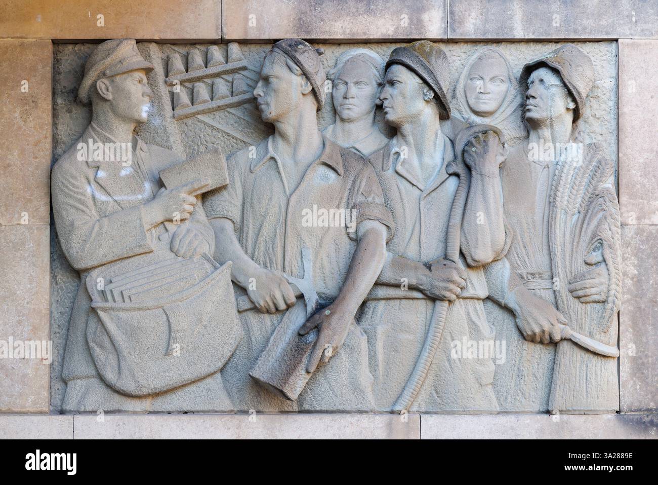 Postman sculpture hi-res stock photography and images - Alamy