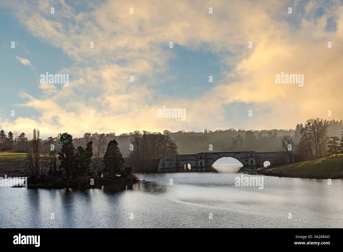 The bridge over the lake at Blenheim Palace, Woodstock, Oxfordshire ...