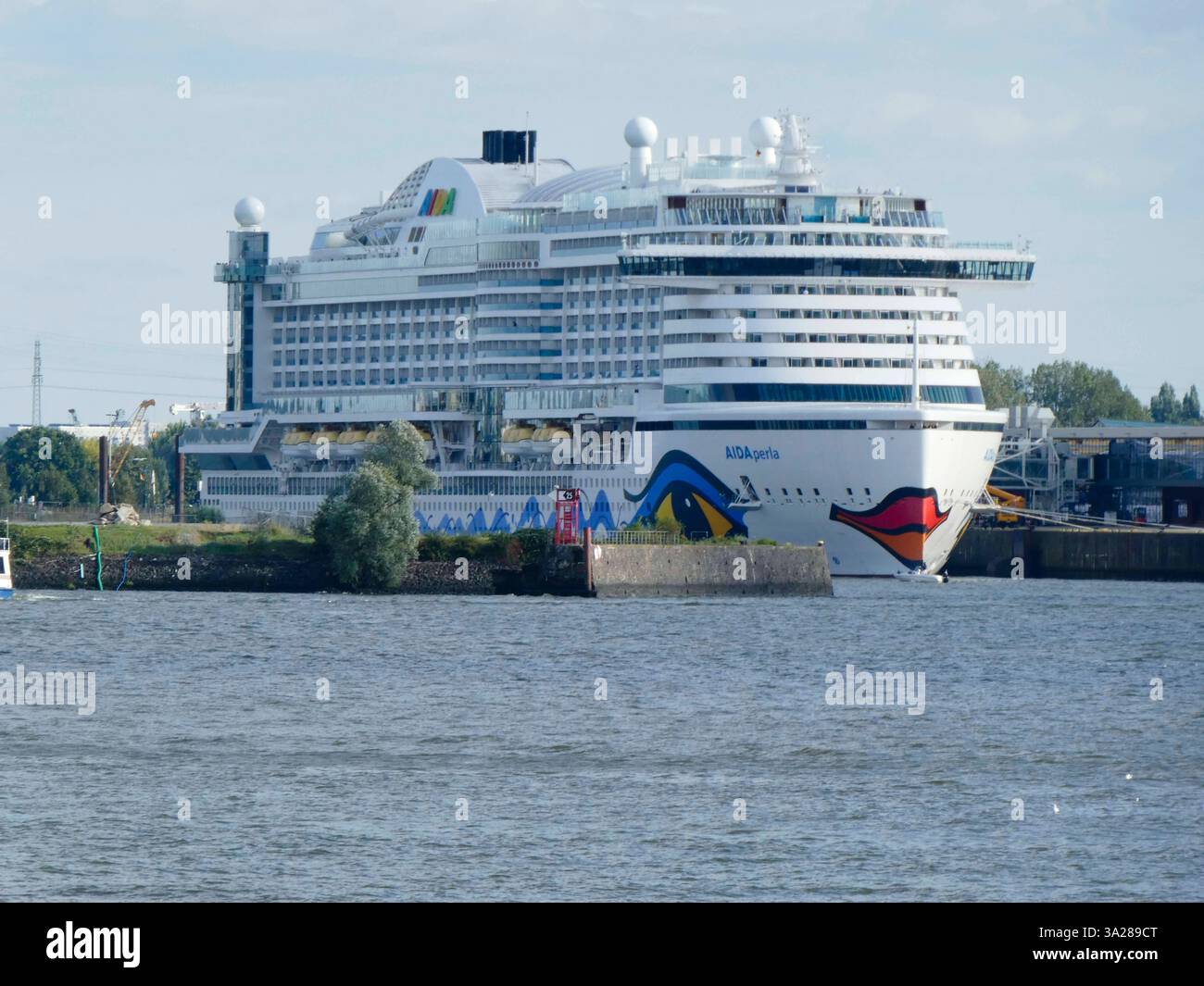 Das Kreuzfahrtschiff AIDA perla liegt an einem Seitearm der Elbe im ...
