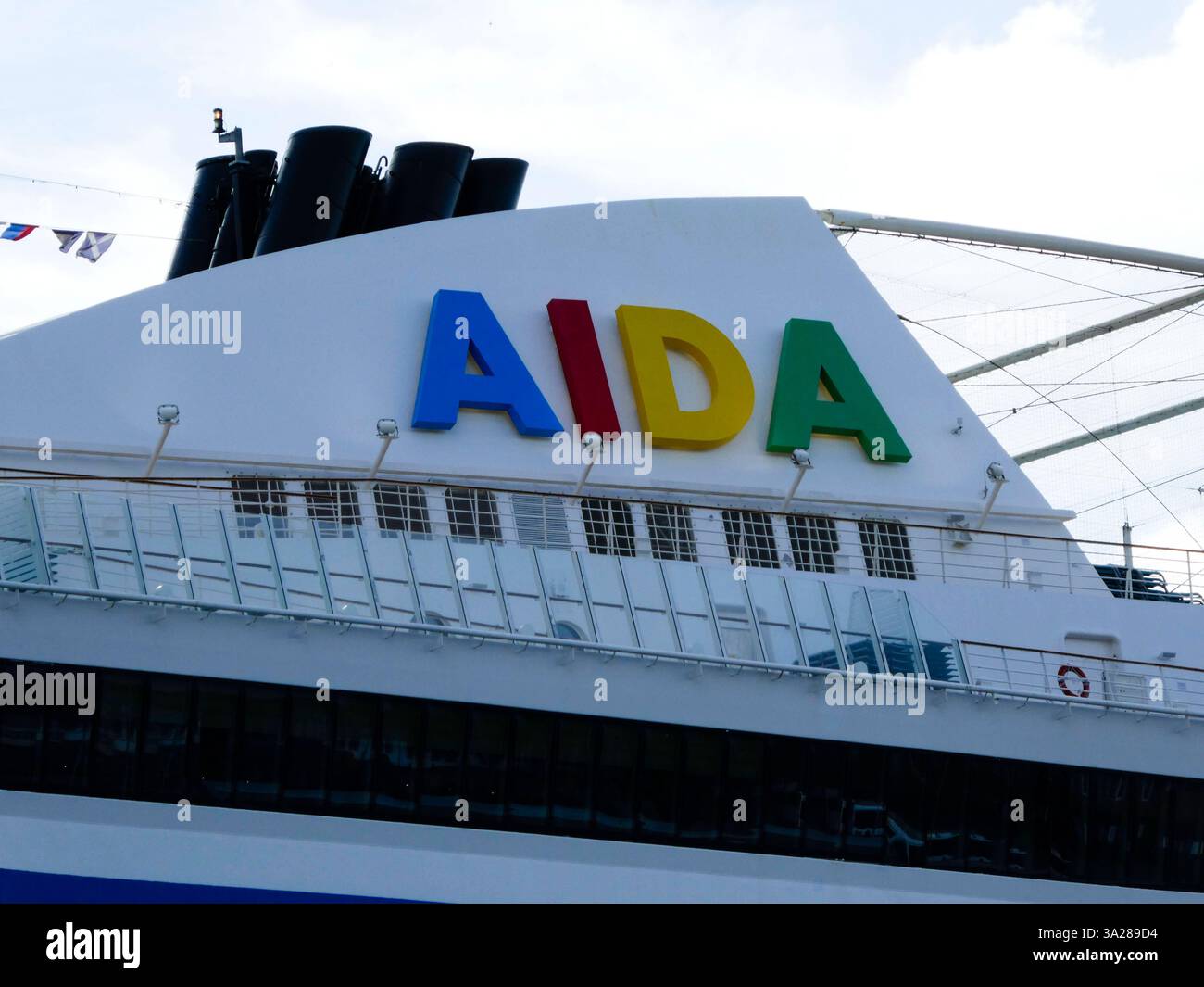Bunte AIDA Buchstaben Firmen LOgo am Schornstein vom Kreuzfahrtschiff ...