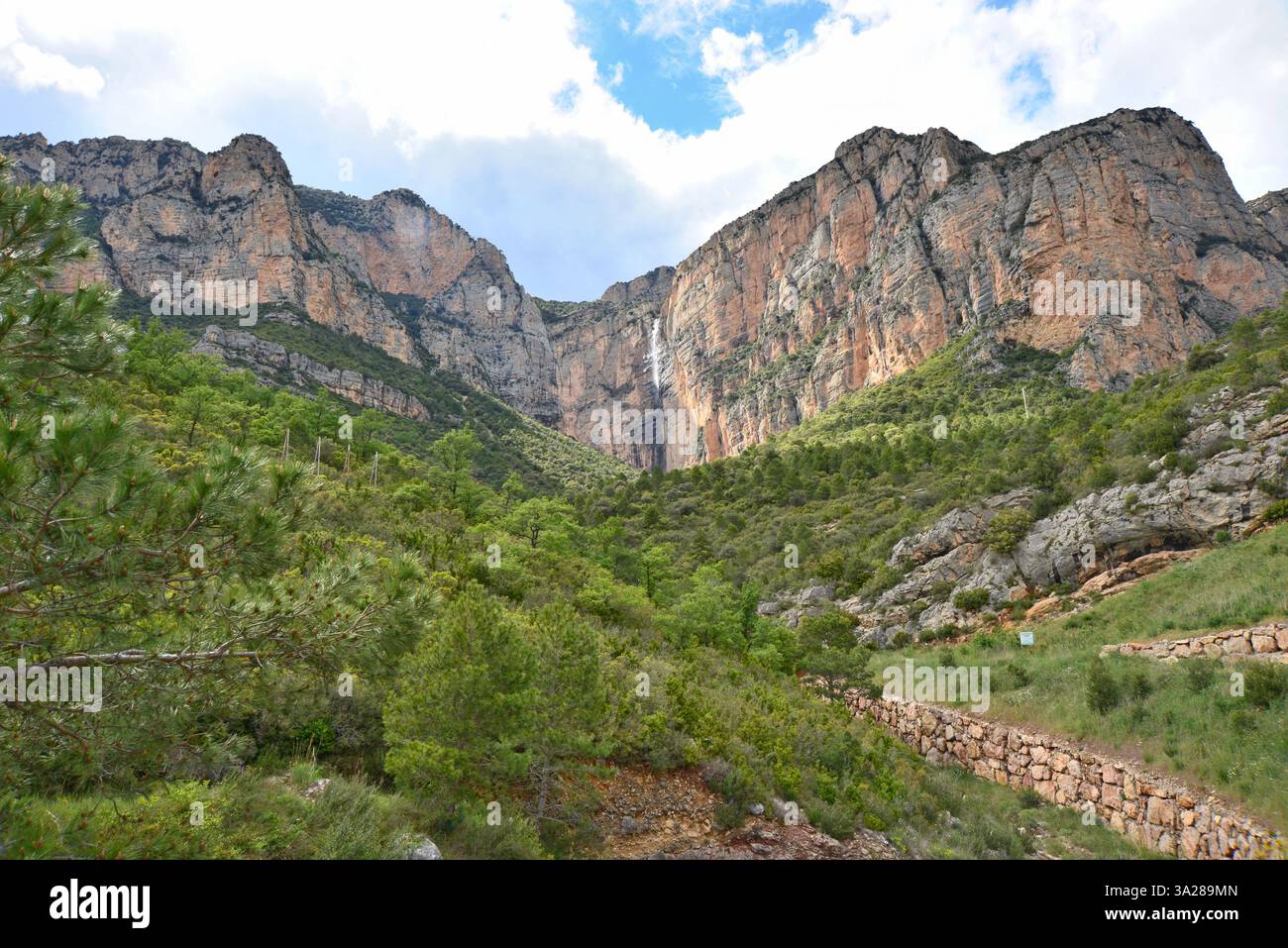 Rock massif in the Pyrenees Mountains Stock Photo - Alamy