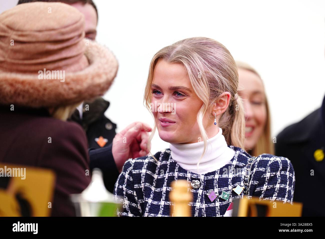 Charlotte Giles (right) girlfriend of the late Michael O'Sullivan ...