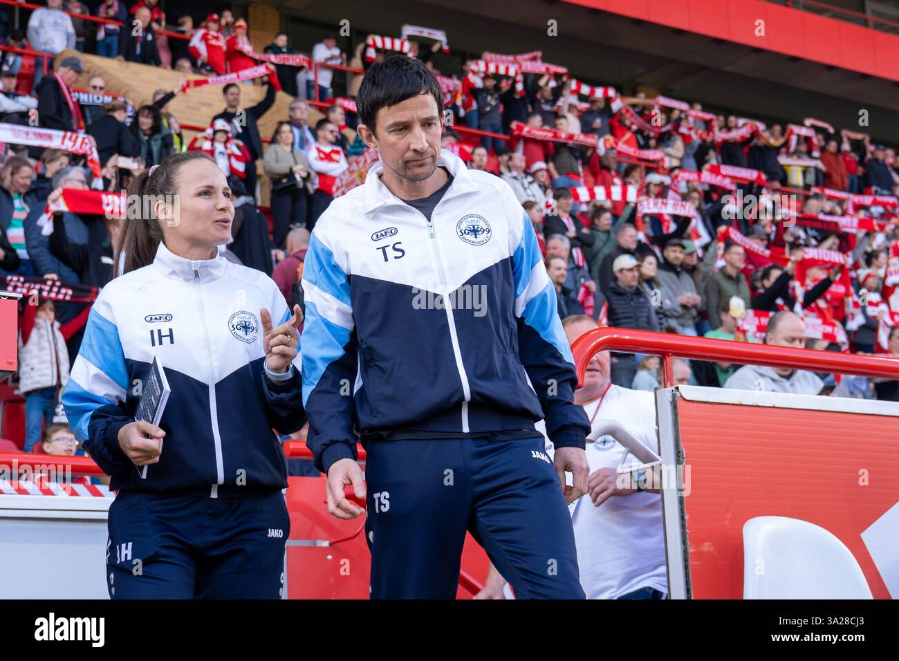 Andernachs Trainergespannt Isabelle Hawel und Isabelle Hawel Stock ...