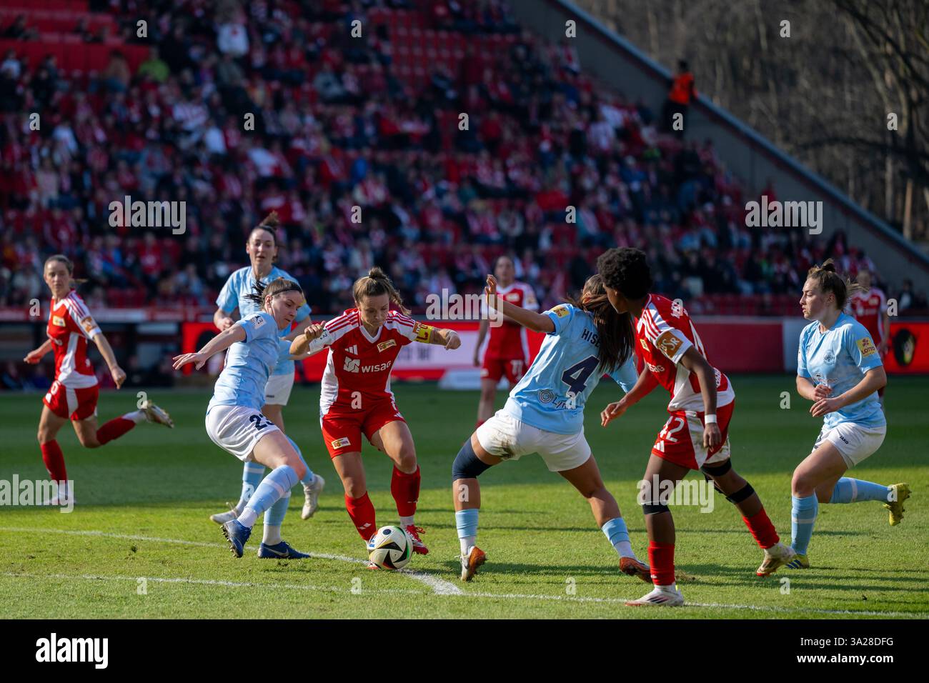 Lisa Heiseler (7 Union Berlin) tanzt sich hier erneut durch die ...