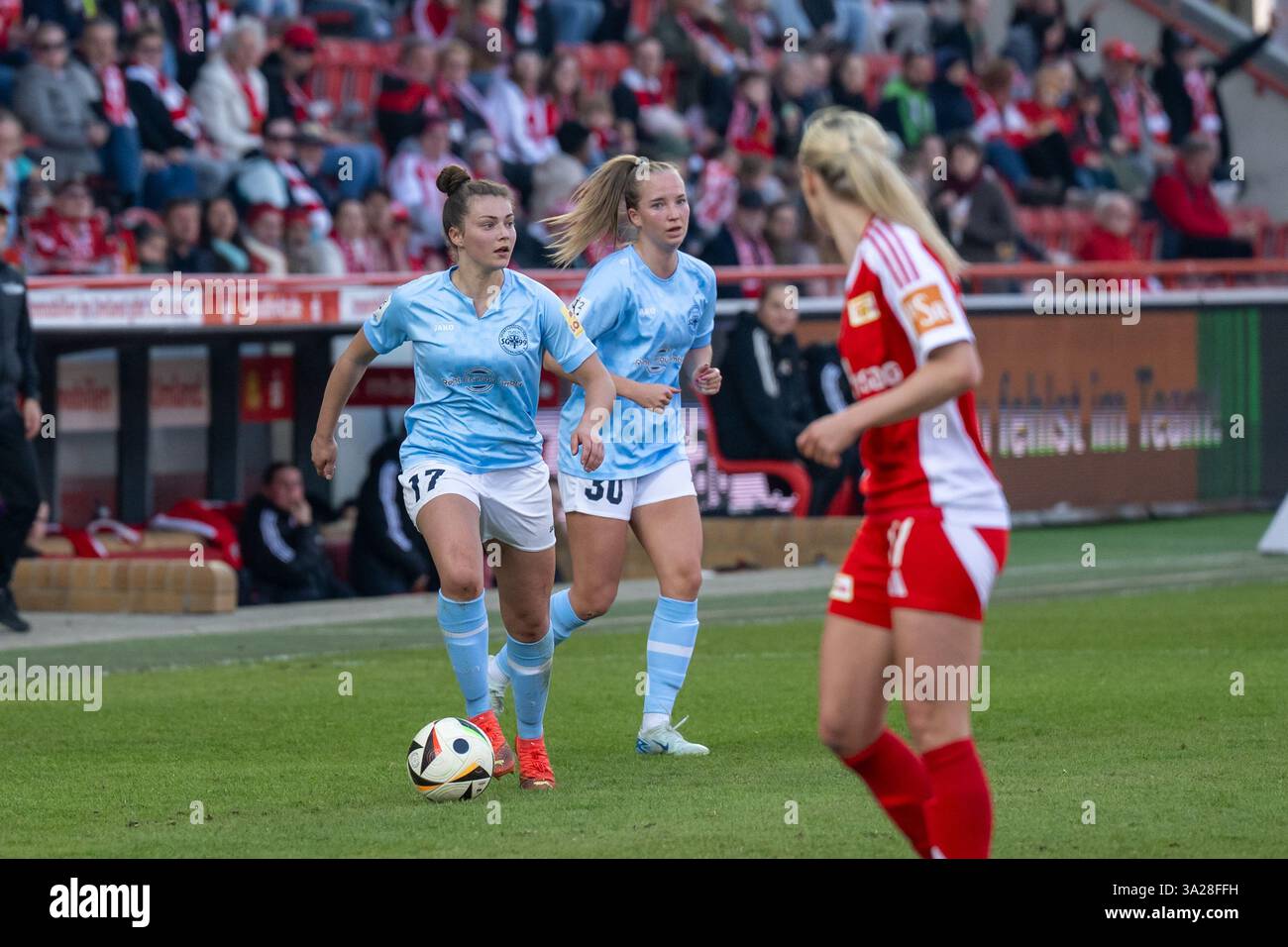 Leonie Wäschenbach (17 Andernach) kontrolliert den Ball Stock Photo - Alamy