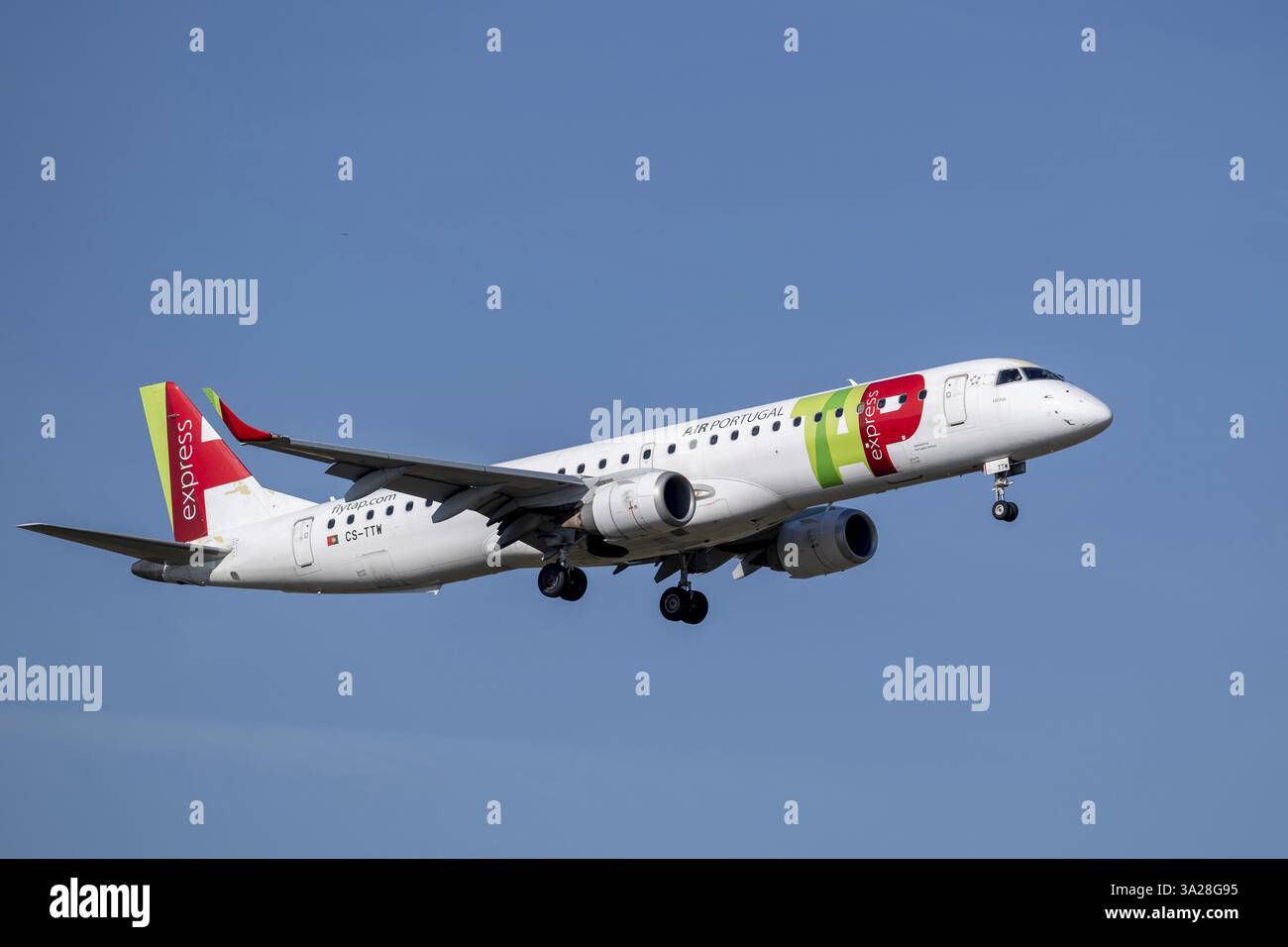 Aircraft TAP Express, CS-TTW, Embraer ERJ-195 Stock Photo - Alamy