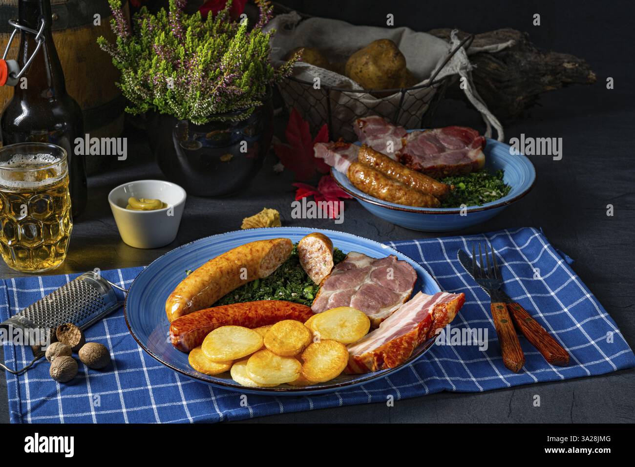 Delicious Oldenburg kale with Pinkelwurst sausage Stock Photo - Alamy