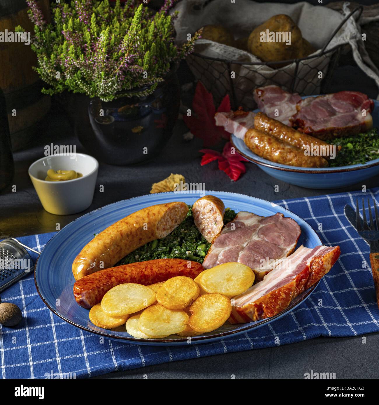Delicious Oldenburg kale with Pinkelwurst sausage Stock Photo - Alamy