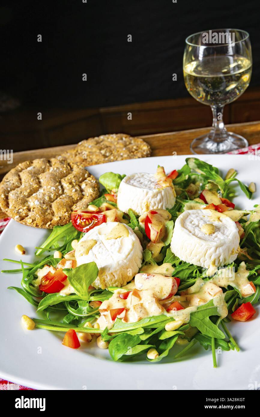 Rocket salad with goat's cheese and honey dressing Stock Photo - Alamy