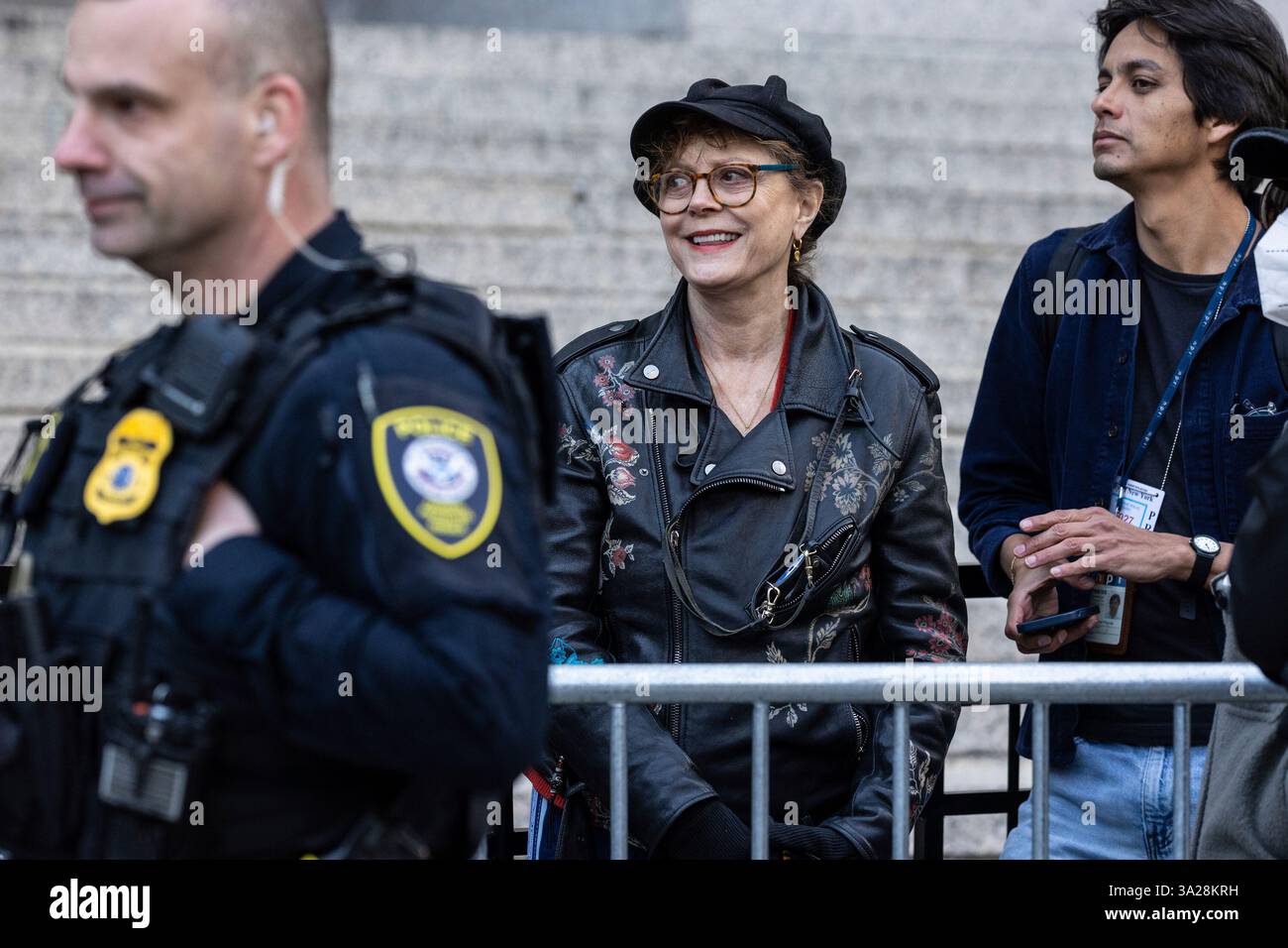 Susan Sarandon lines up to enter Manhattan federal court to attend the ...