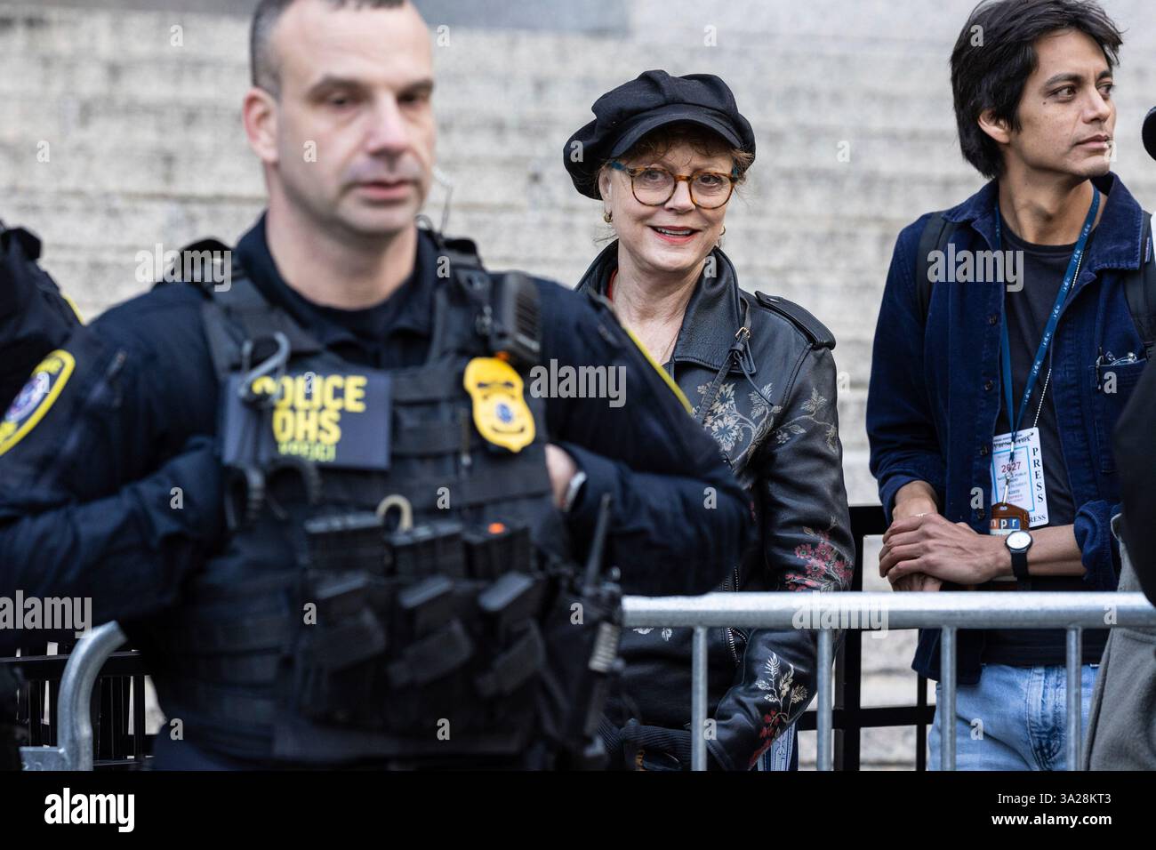 Susan Sarandon lines up to enter Manhattan federal court to attend the ...