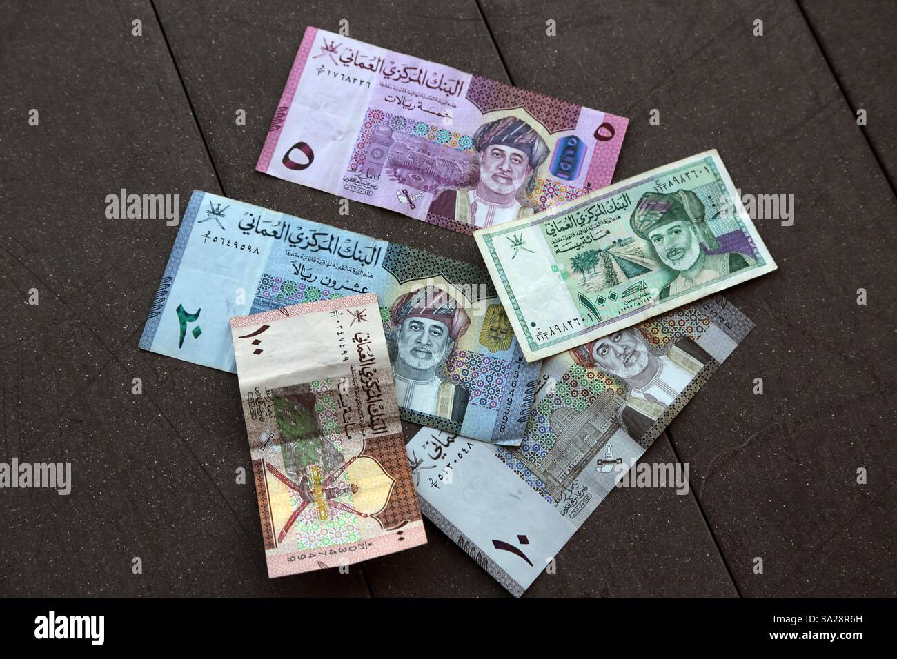 Omani banknotes baisa rials hi-res stock photography and images - Alamy