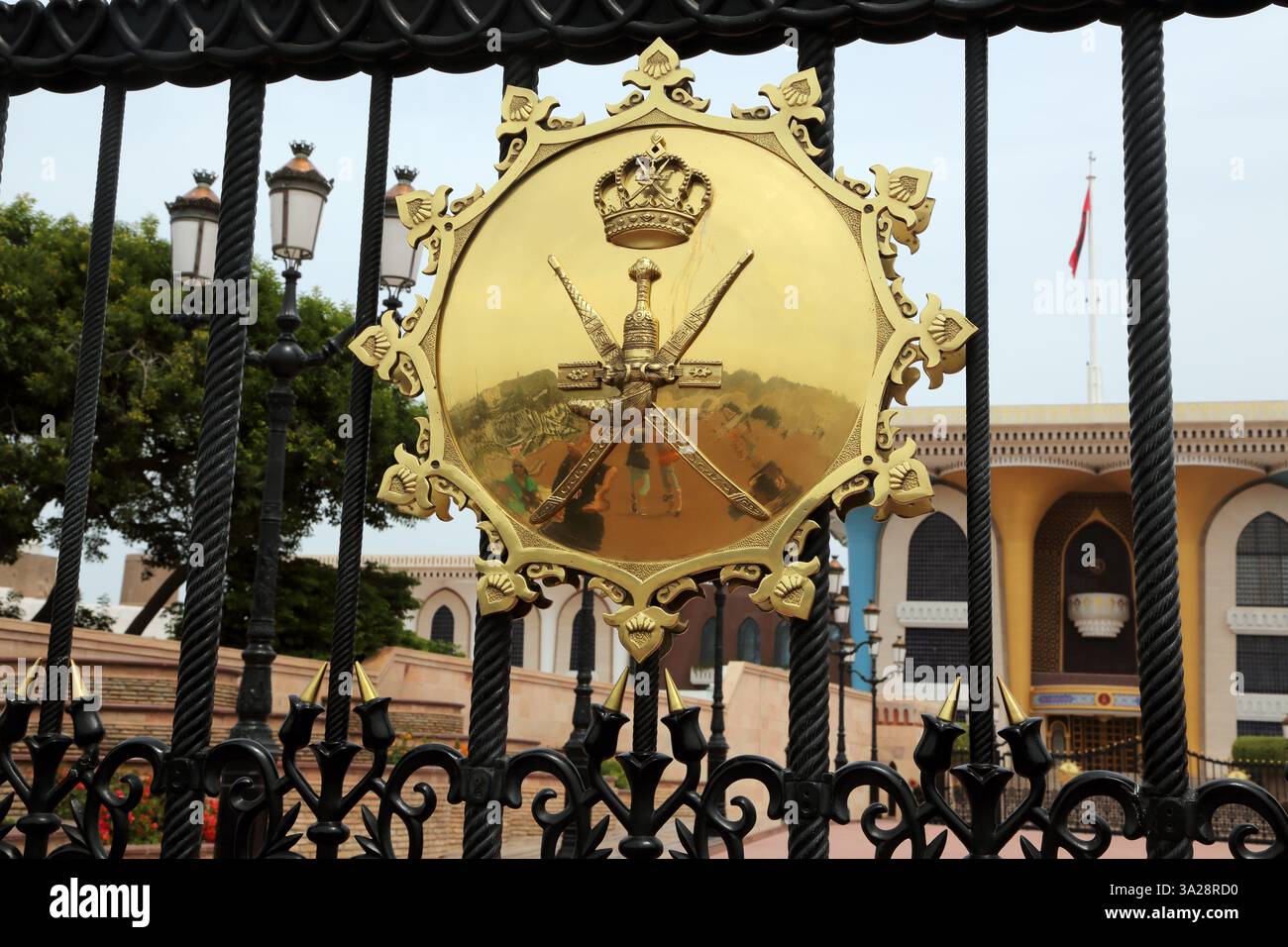 Royal National Emblem of Oman (Khanjar Wa Sayfain) Khanjar and Two ...