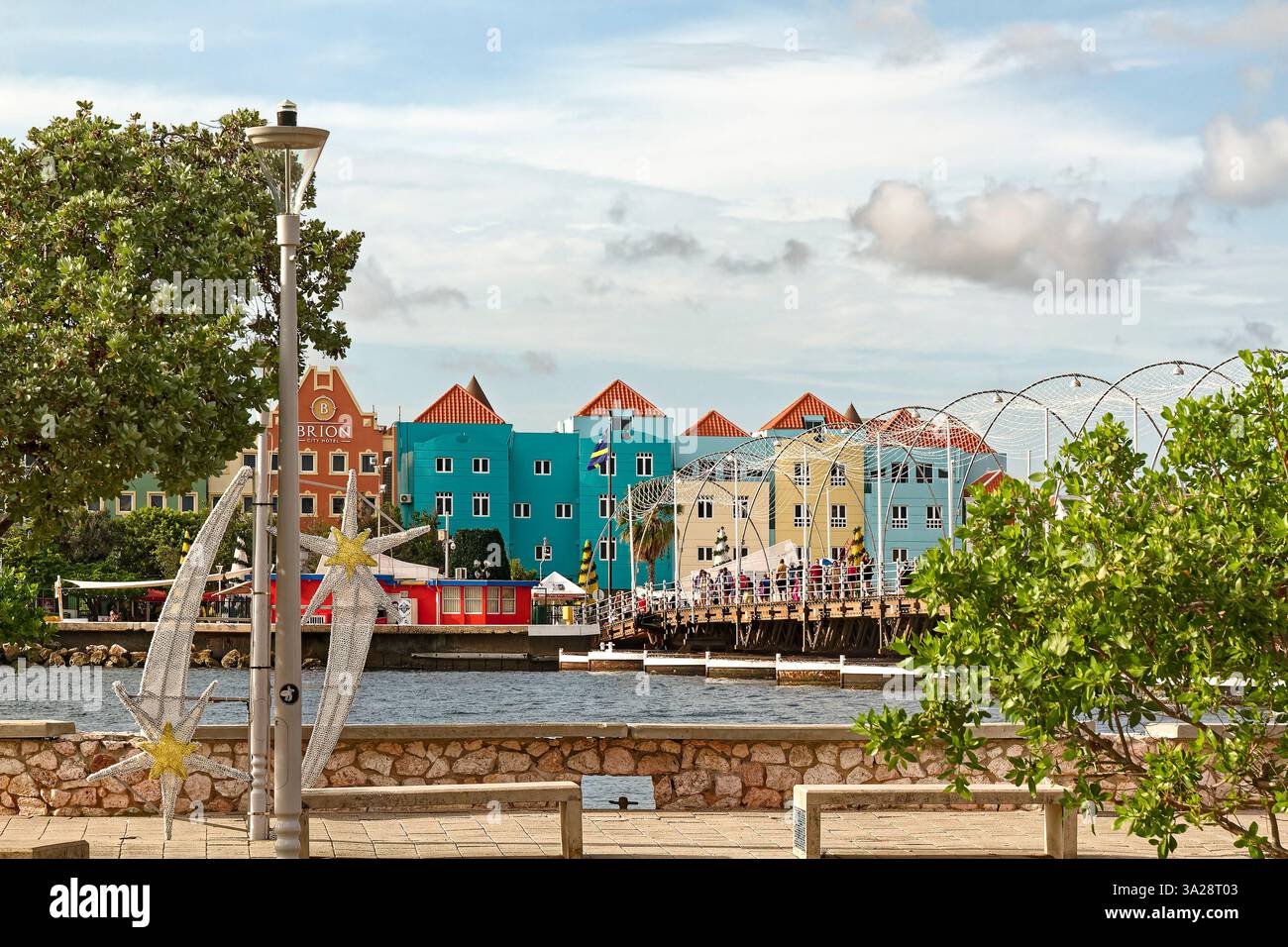 Queen Emma Pontoon Bridge, floating, connects Punda & Otrobanda ...