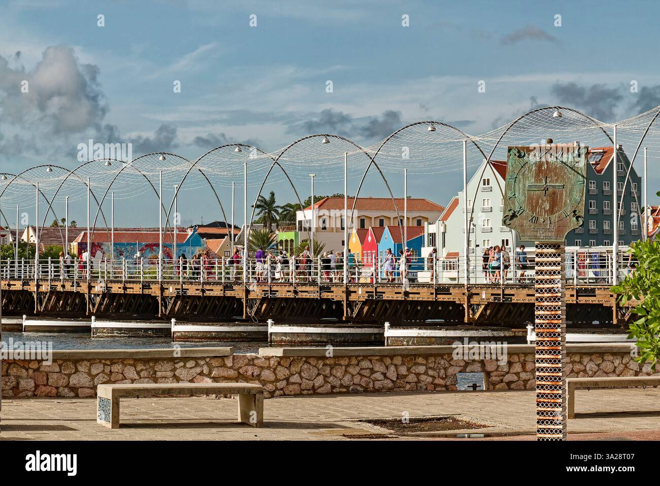 Queen Emma Pontoon Bridge, floating, connects Punda & Otrobanda ...