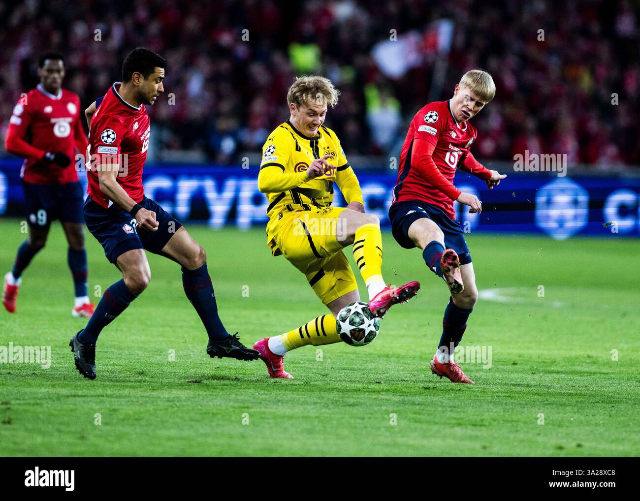 Lille, Stade Pierre Mauroy, 12.03.2025: Julian Brandt of Dortmund ...