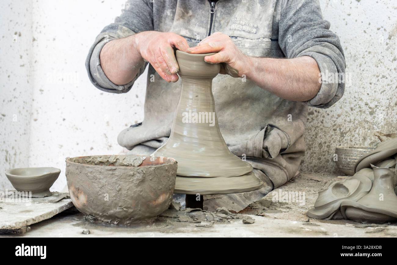 Pottery being made ceramics hand hi-res stock photography and images ...