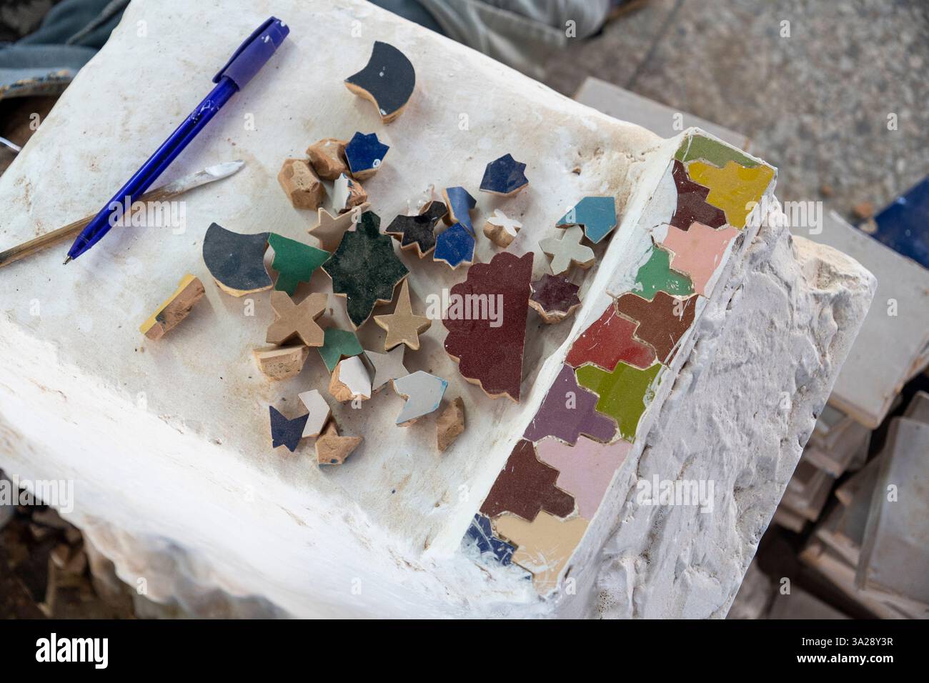 Pottery being made ceramics hand hi-res stock photography and images ...