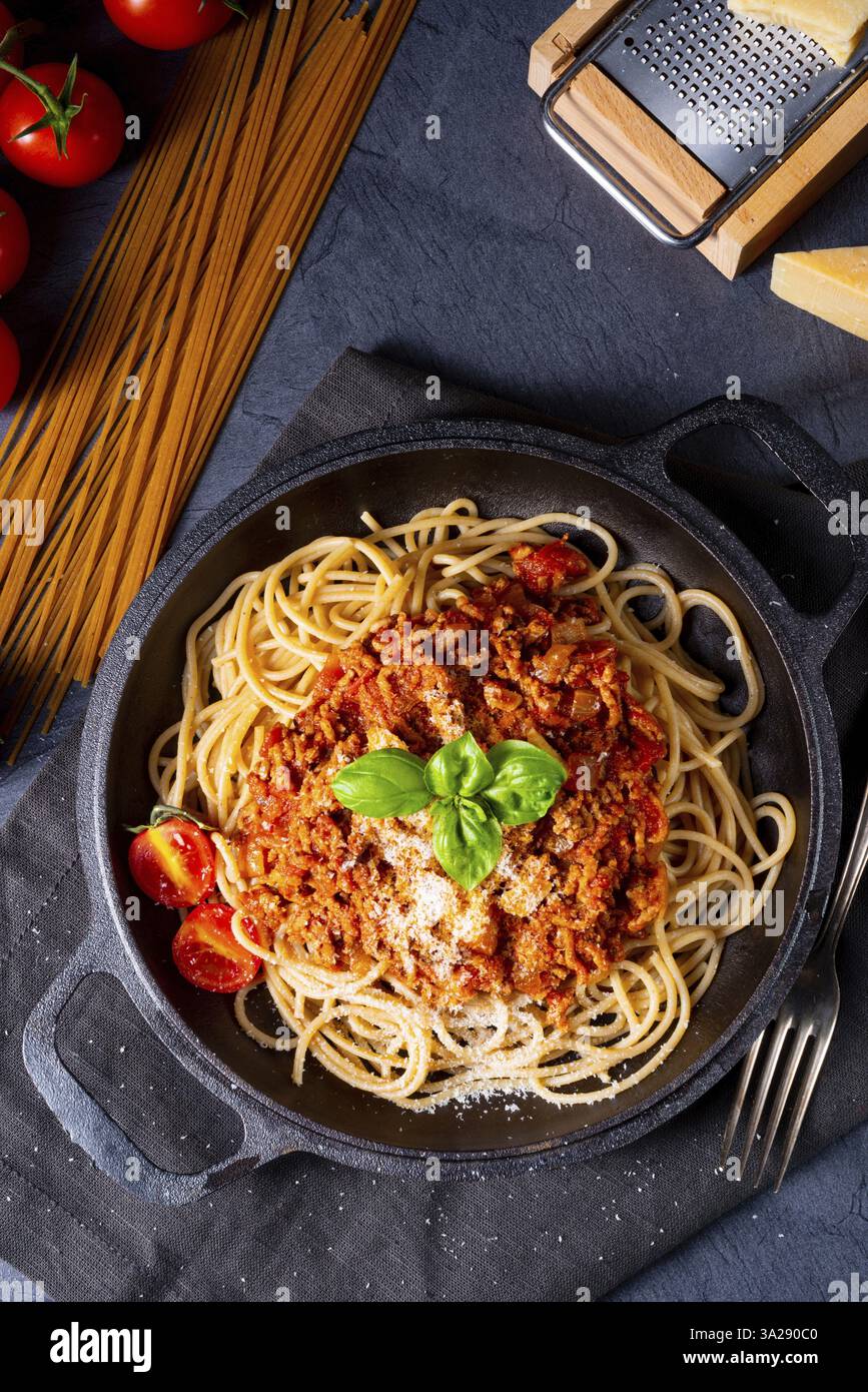 Wholemeal spaghetti with tomato sauce and minced meat Stock Photo - Alamy