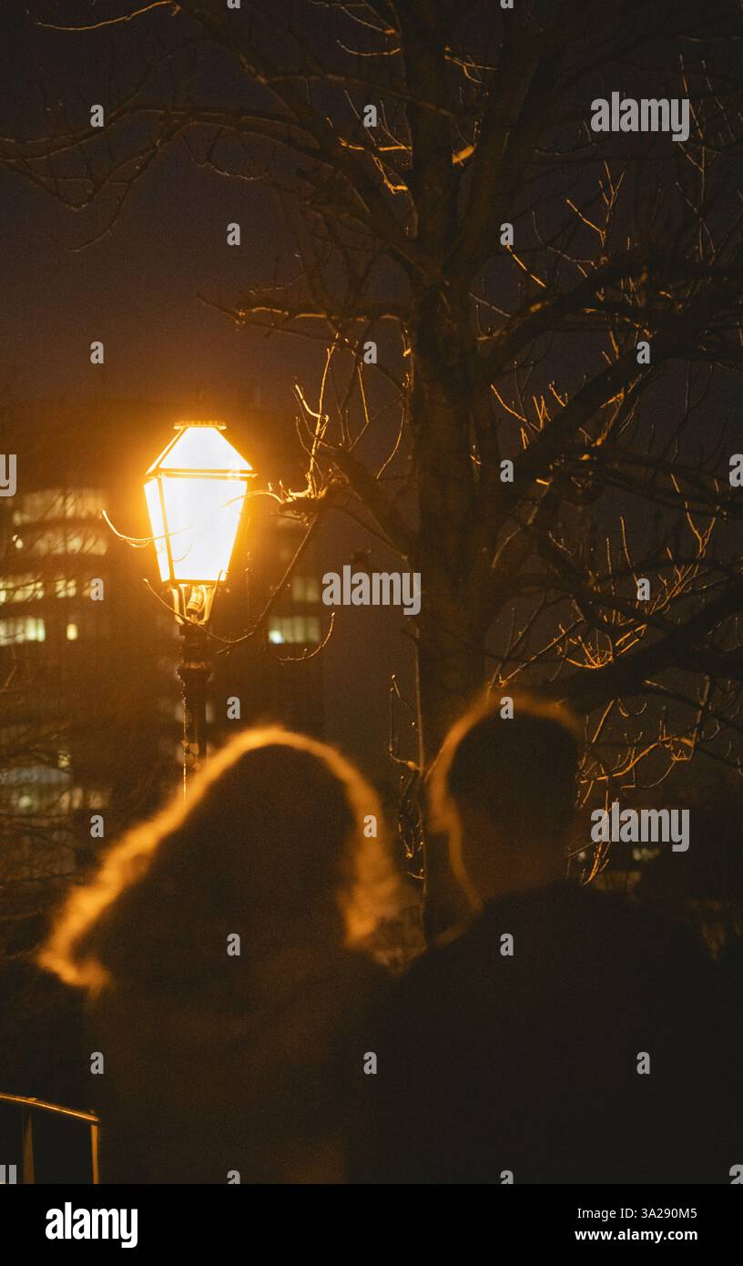 Couple street light dark hi-res stock photography and images - Alamy